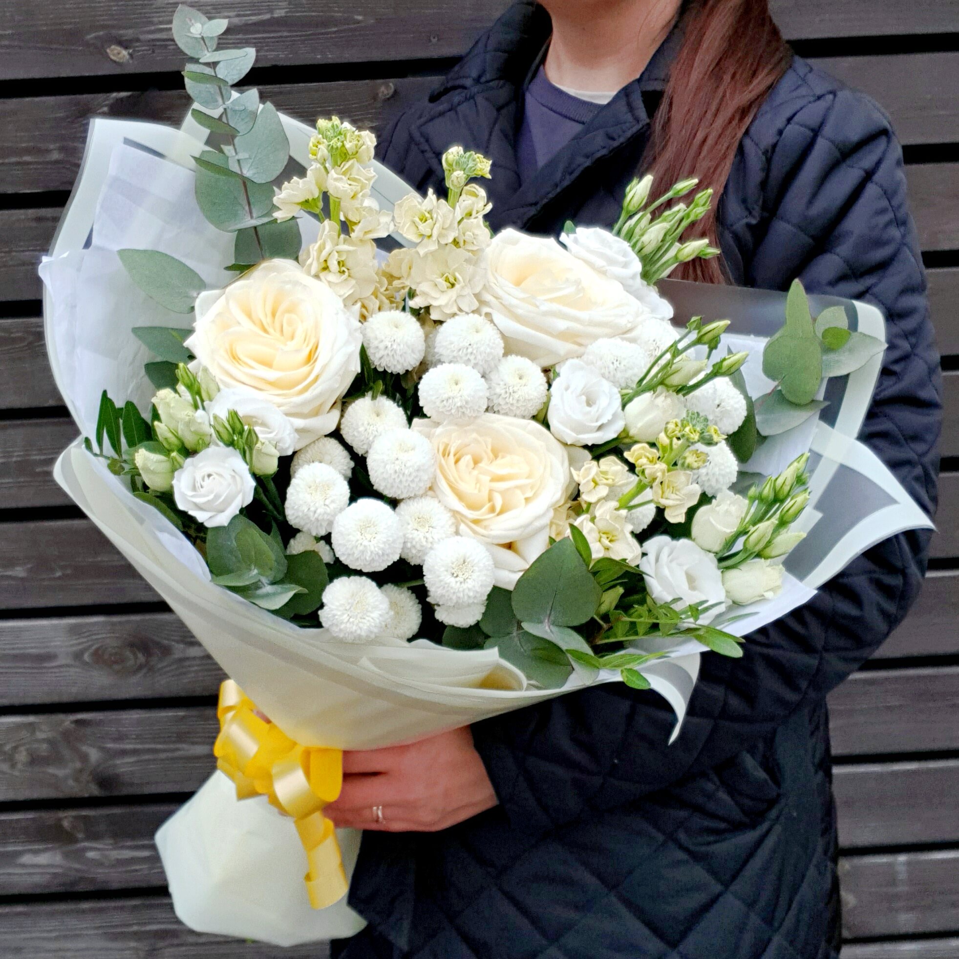 Букет "Флирт", высота 50 см, роза, эвкалипт, хризантема кустовая