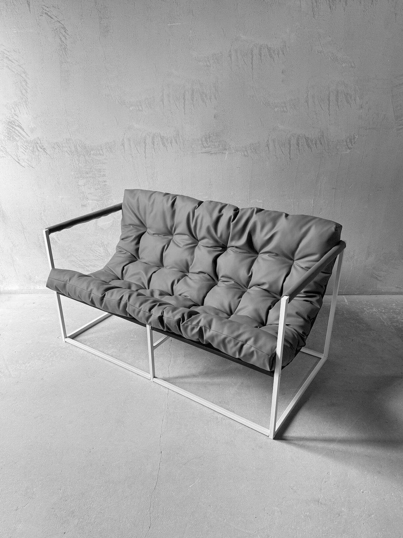 Диван лофт прямой, уличный, в офис, на балкон, на веранду, в гостинную, кухонный, Лофтовик ++ кожзам серый, белый каркас, подлокотник мягкий кожзам