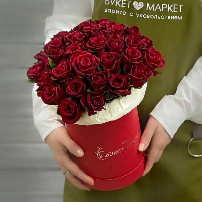 Монобукет Букет Маркет, 35 роз, красные, в шляпной коробке, высота 40см