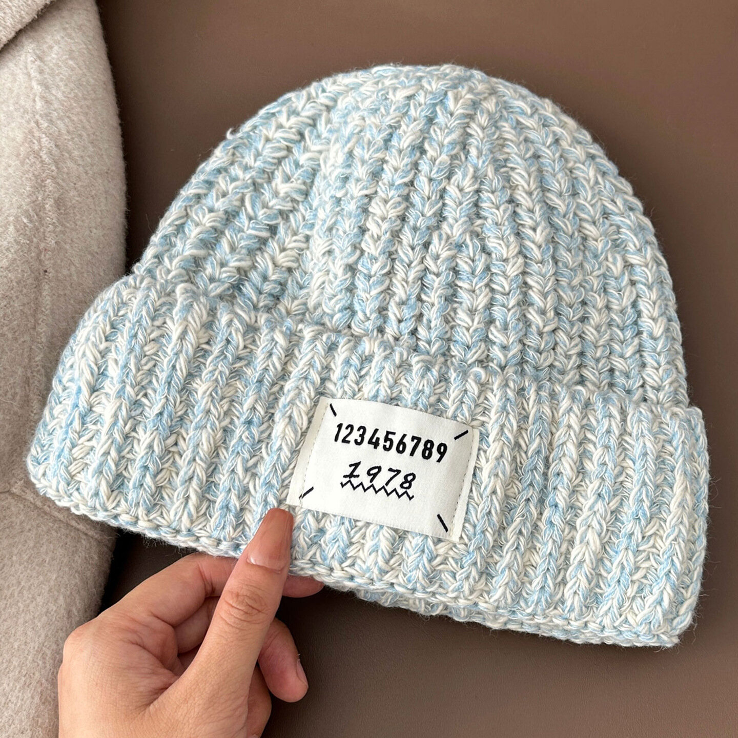 2025 осень и зима корейская версия простая и универсальная смешанная цветная вязаная шерстяная сезонная новая стильная маленькая теплая шапка с капюшоном, формирующая лицо, тренд