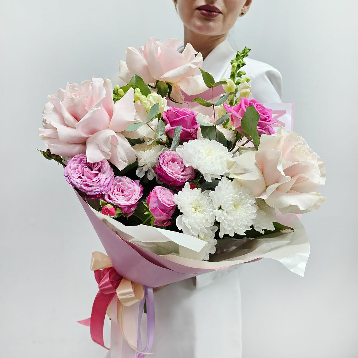 Подарочный букет Талисман Флора "Маме Любимой", розы, хризантемы, эвкалипт, 11 цветков, 45 см