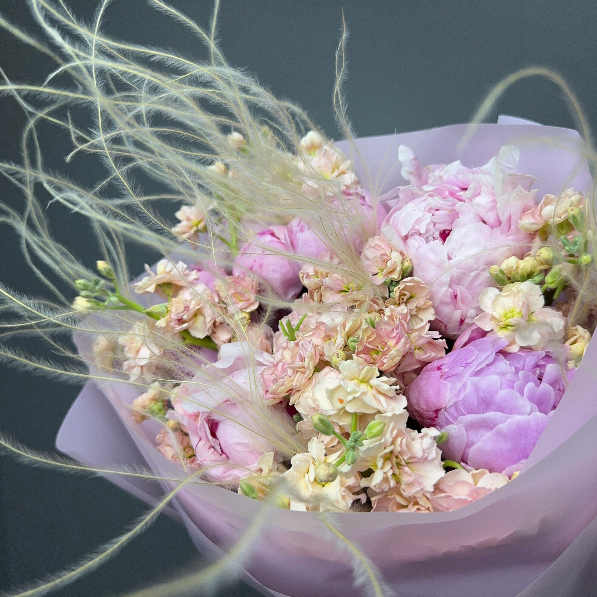 FRESH FLORA Букет «Летний шепот» – 10 маттиол и 9 пионов с сухоцветом для романтического вечера с доставкой по Москве