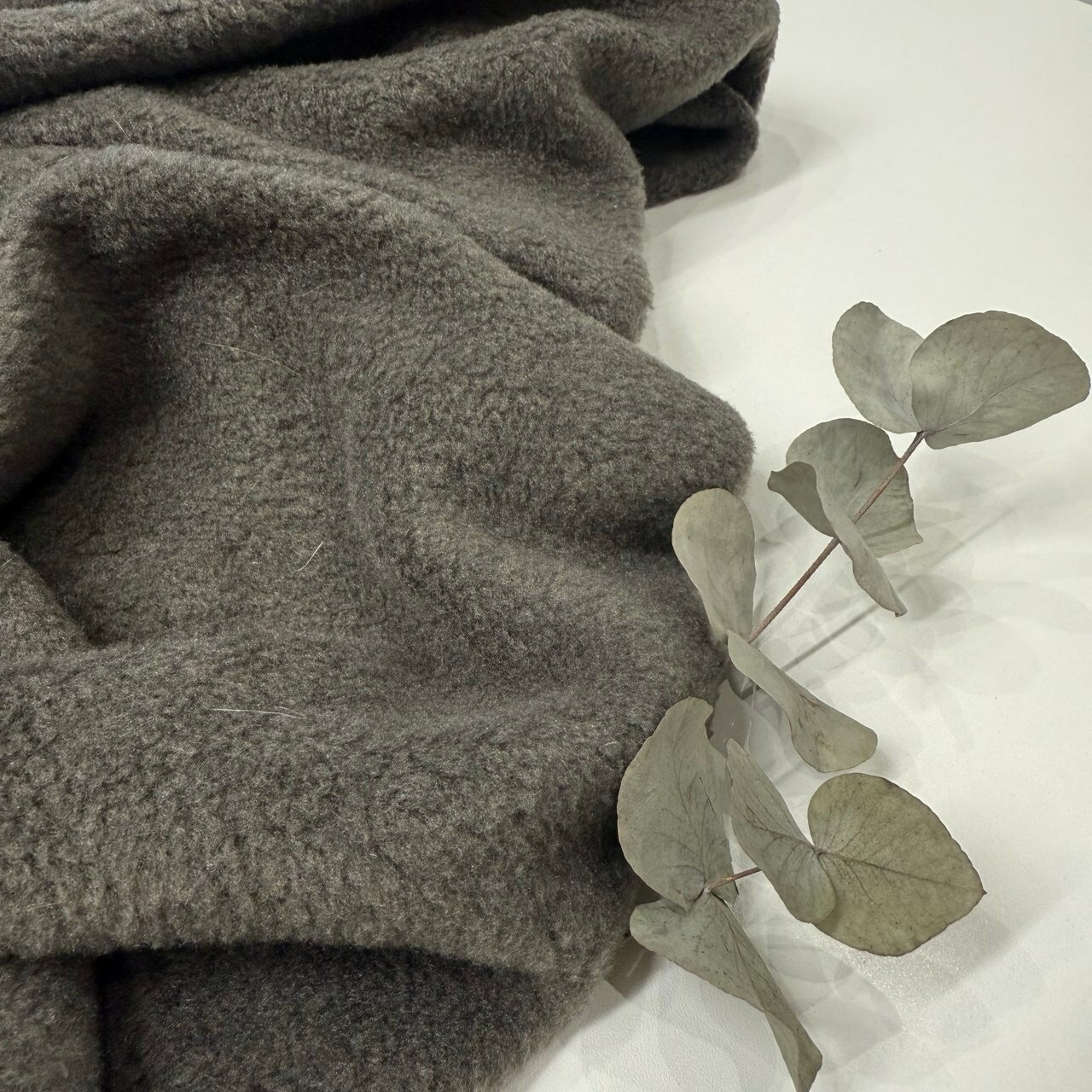 Ткань флис тёплый серо-коричневый цвет с лёгким зеленовато-оливковым подтоном Отрез 1.10м