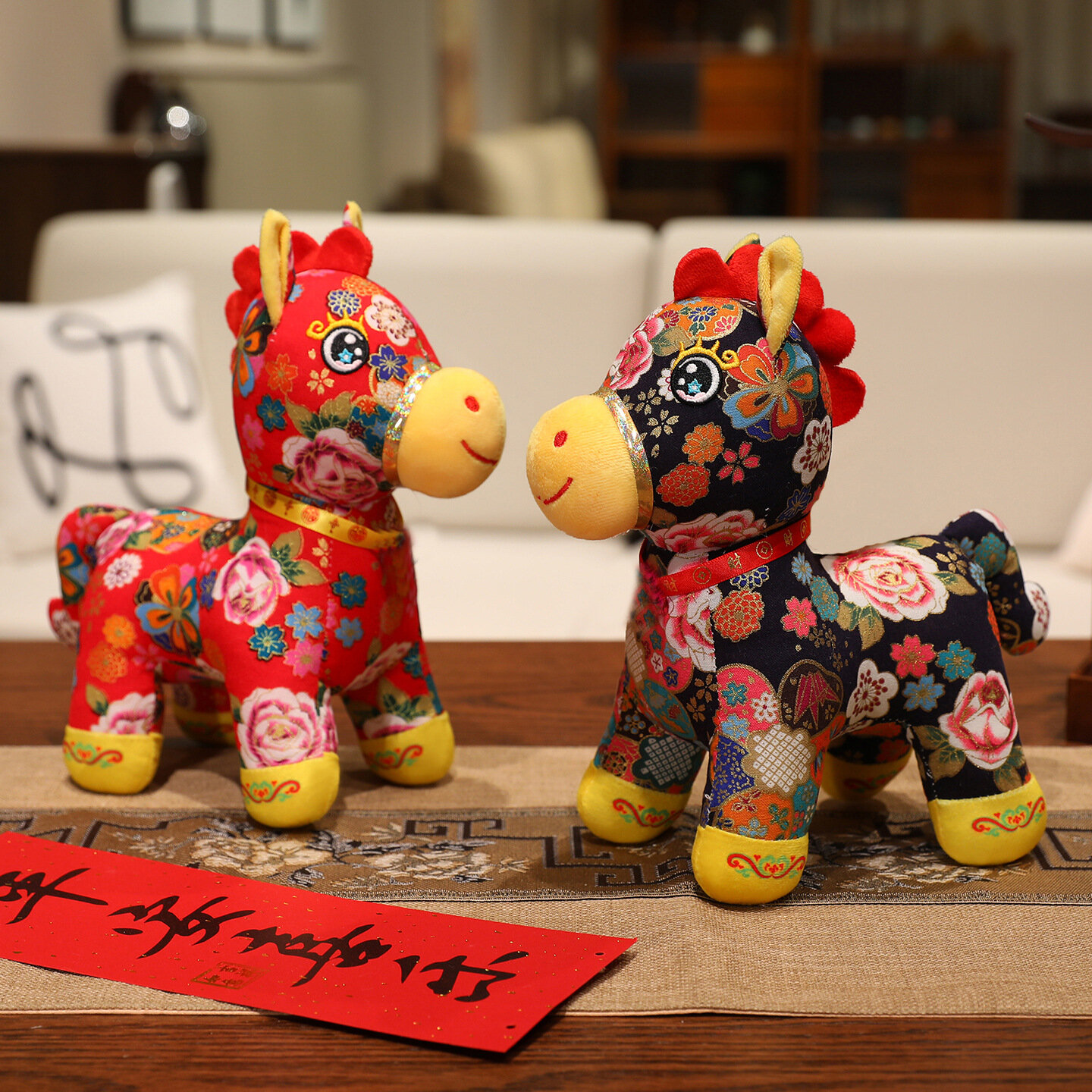 Талисманом Года Лошади является хладнокровный и отстраненный черный конь, который можно приобрести в виде брелока для сумки, небольшого кулона в виде лошади и плюшевой игрушки в подарок.