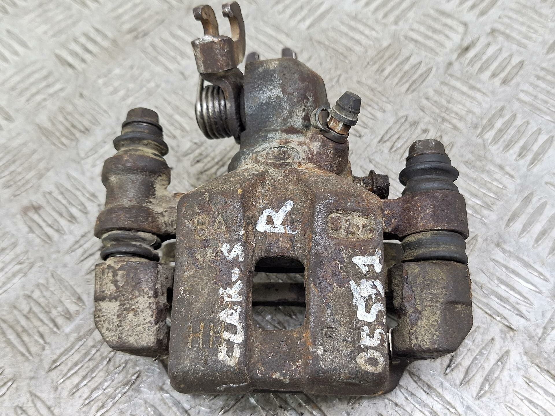 Суппорт тормозной задний правый Kia Clarus рест. 1999