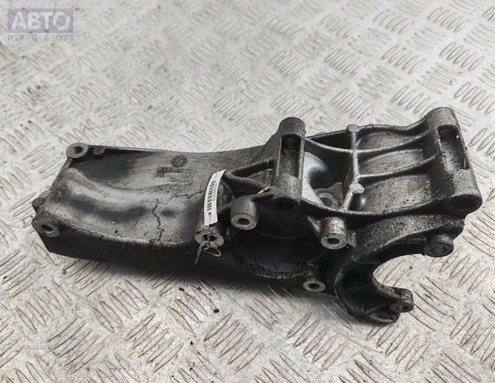 Кронштейн генератора Volkswagen Golf-3