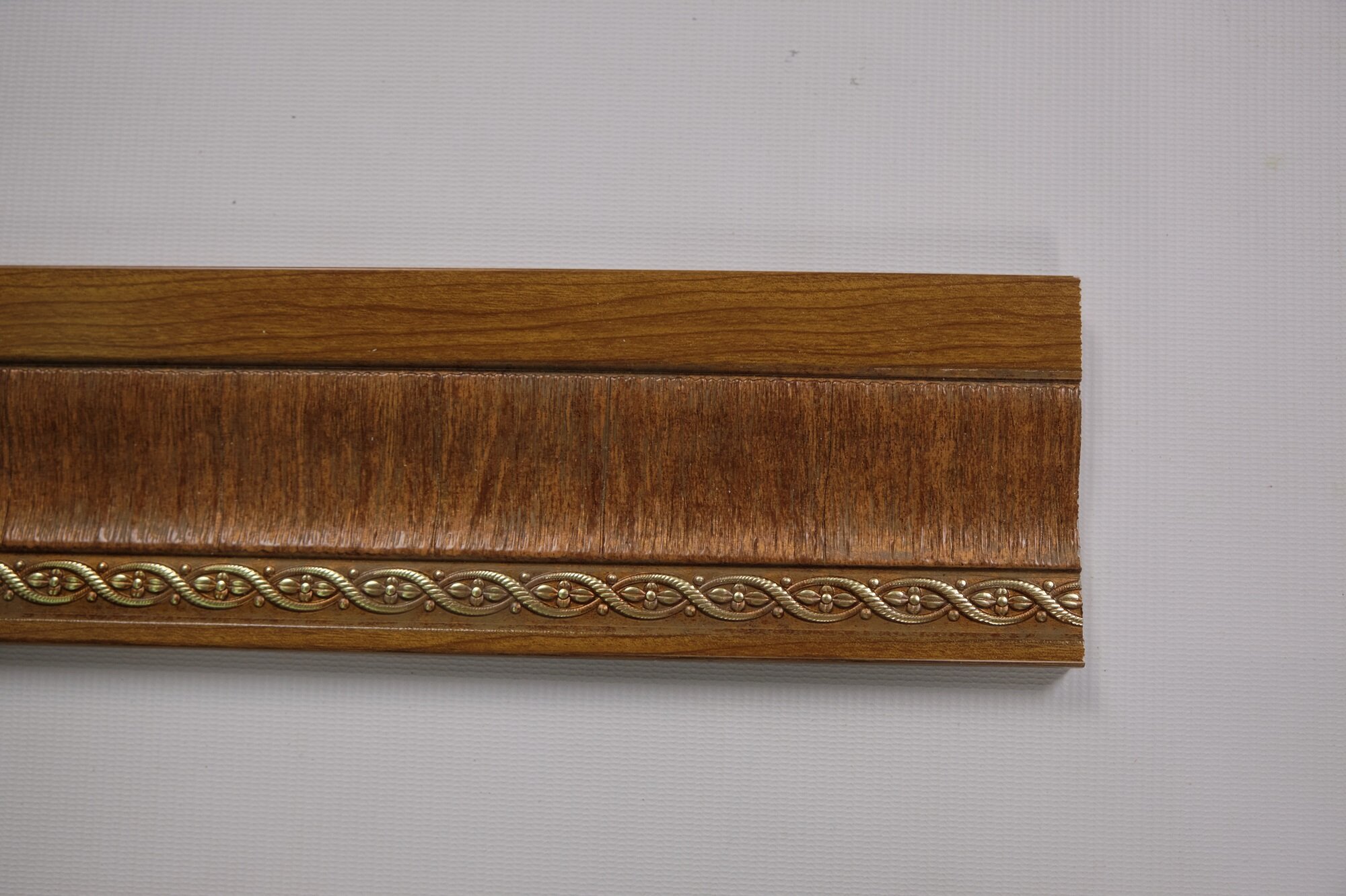 Молдинг, плинтус, интерьерный багет, набор 2шт. 95х14х1100мм Орех Cosca 153-7