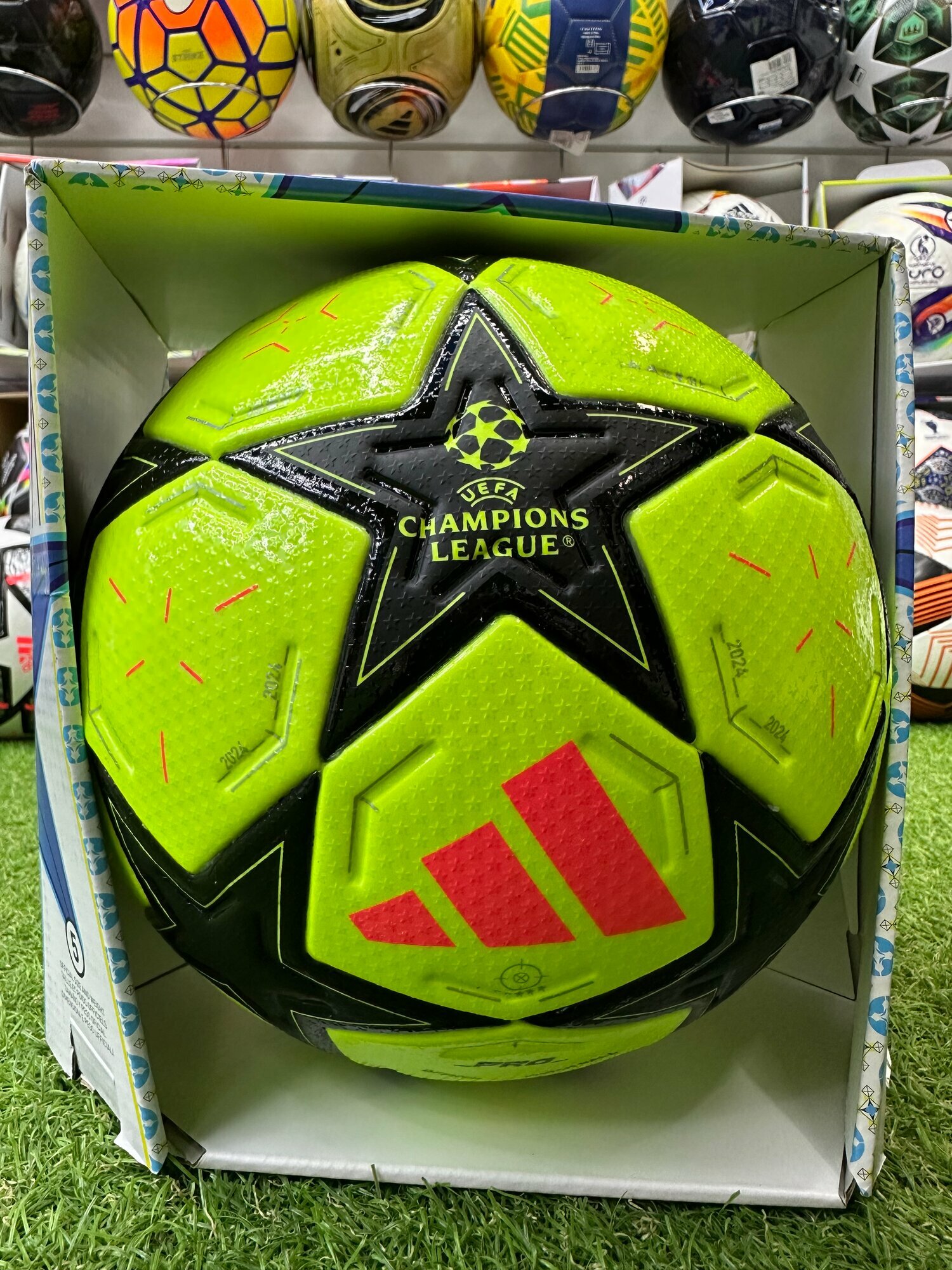 Профессиональный футбольный мяч Adidas UEFA CHAMPIONS LEAGUE 2024 Pro зима