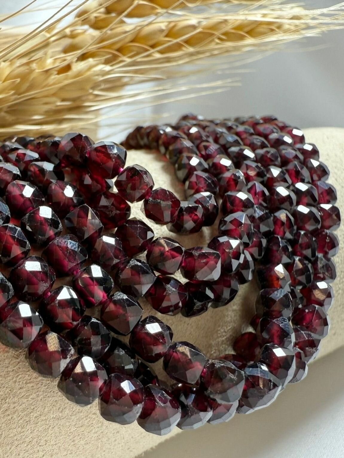 Бусины Гранат родолит А кубик граненый 4,0 - 4,5 мм (нить 39 см), Suntrim