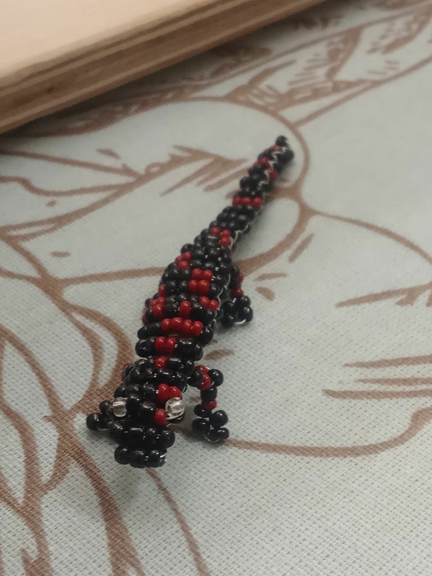 Фигурка из бисера саламандра