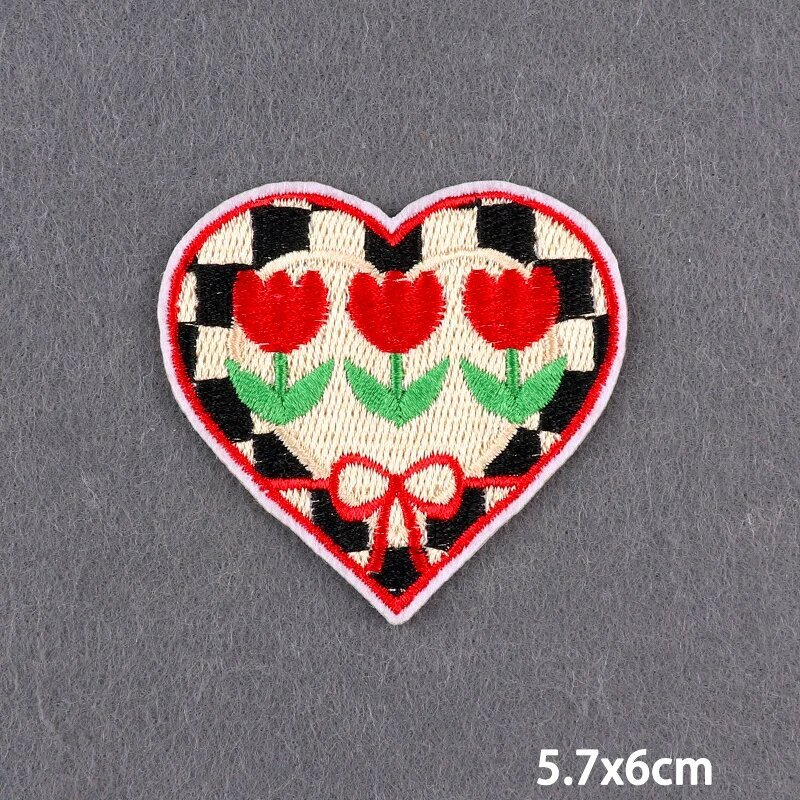 Вышивка сердечком с тюльпанами, нашивка 5.7x6см, цвет PE10134CT