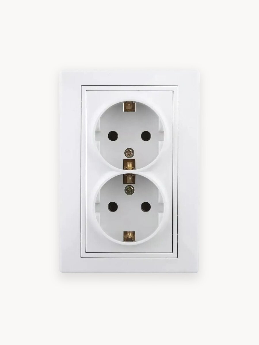 Розетка Intro Plano 1-205-01 с заземлением двойная 2X2P+E Schuko 16А-250В IP20 скрытой установки белая
