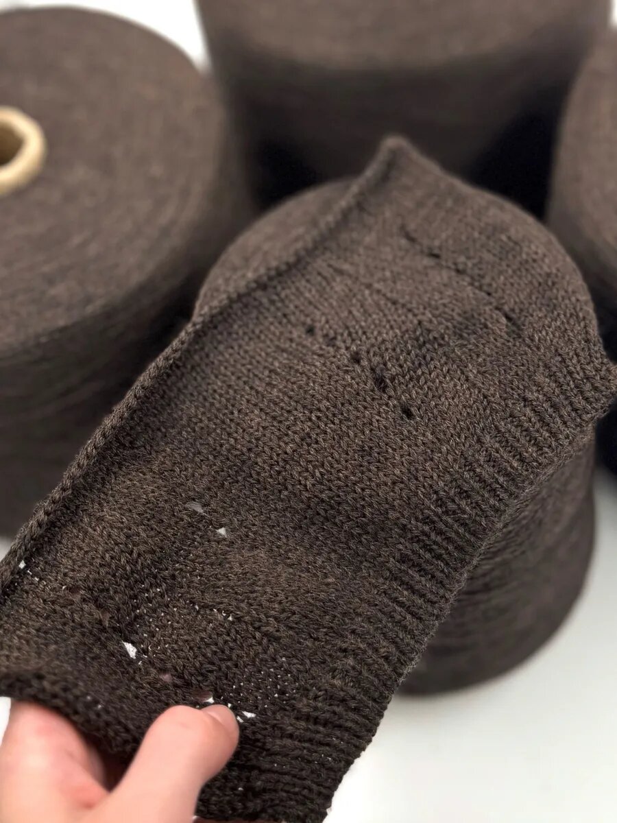 , кашемир 60% меринос 40%, 1400 м в 100 гр. Горький шоколад с табачным подтоном. Бобина 300 гр