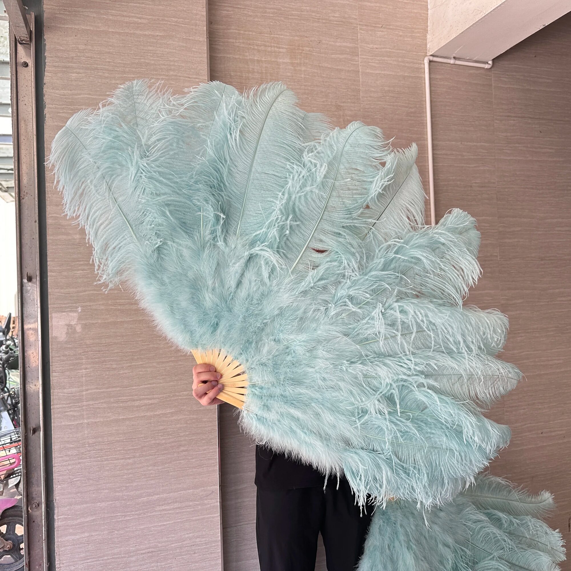 Натуральный веер из страусиных перьев 130 см 27 Light blue, 100cm 1PCS left hand