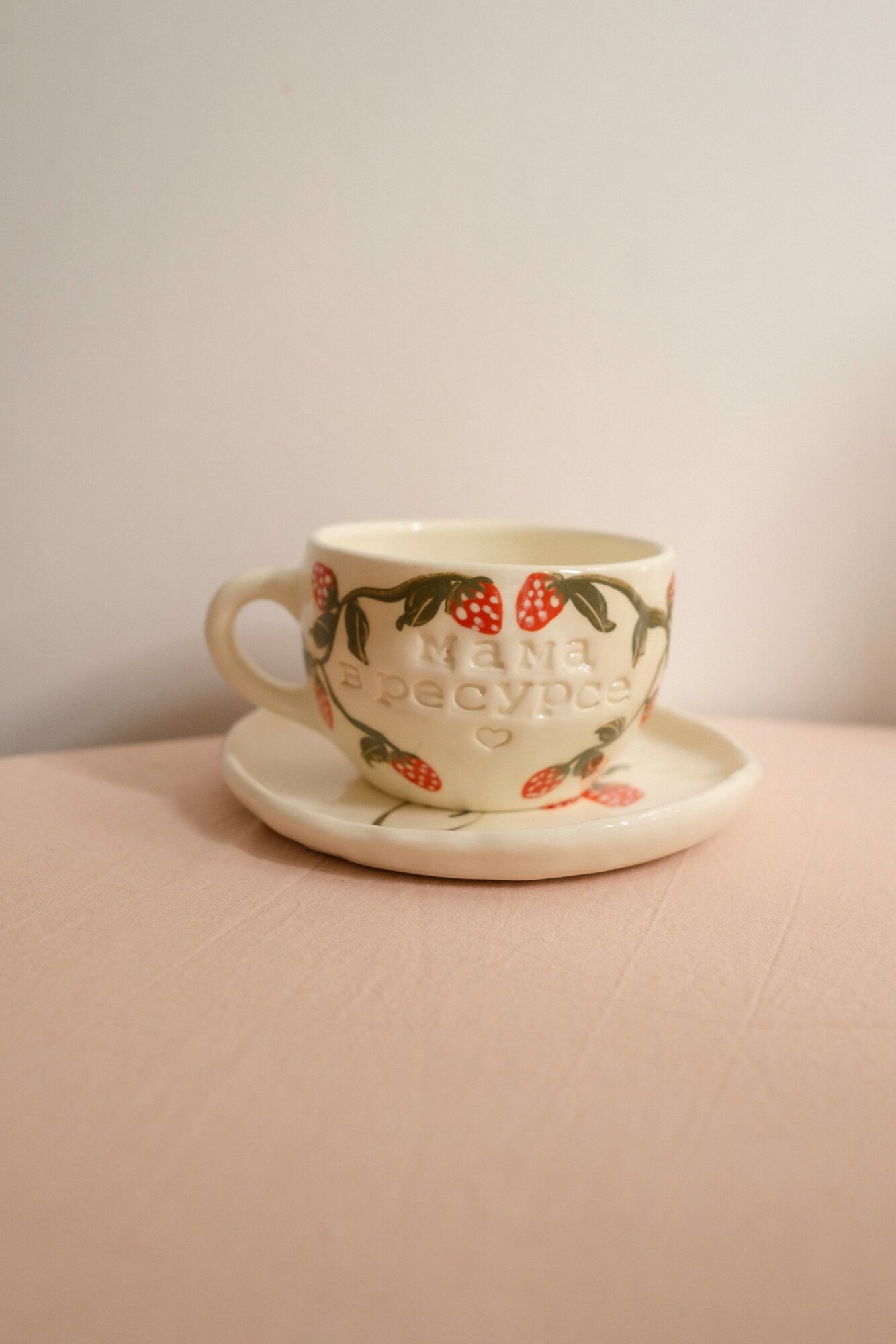 Керамическая чайная пара ручной работы с надписью «Мама в ресурсе, мама в а&уе» с клубникой от бренда TatKo