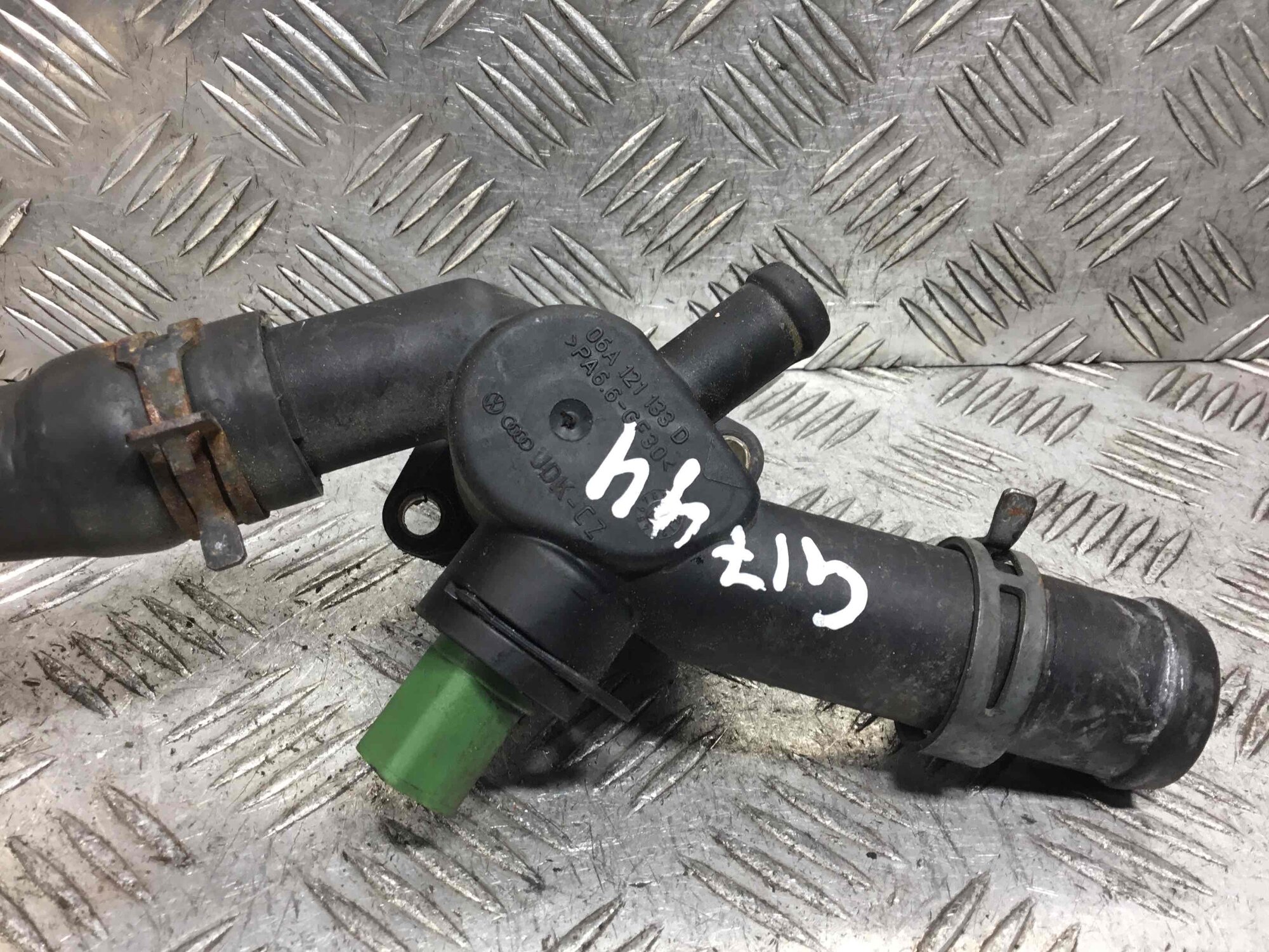 Б/У Фланец (тройник) системы охлаждения Volkswagen Golf 4 поколение (1997-2004) 2000 г.