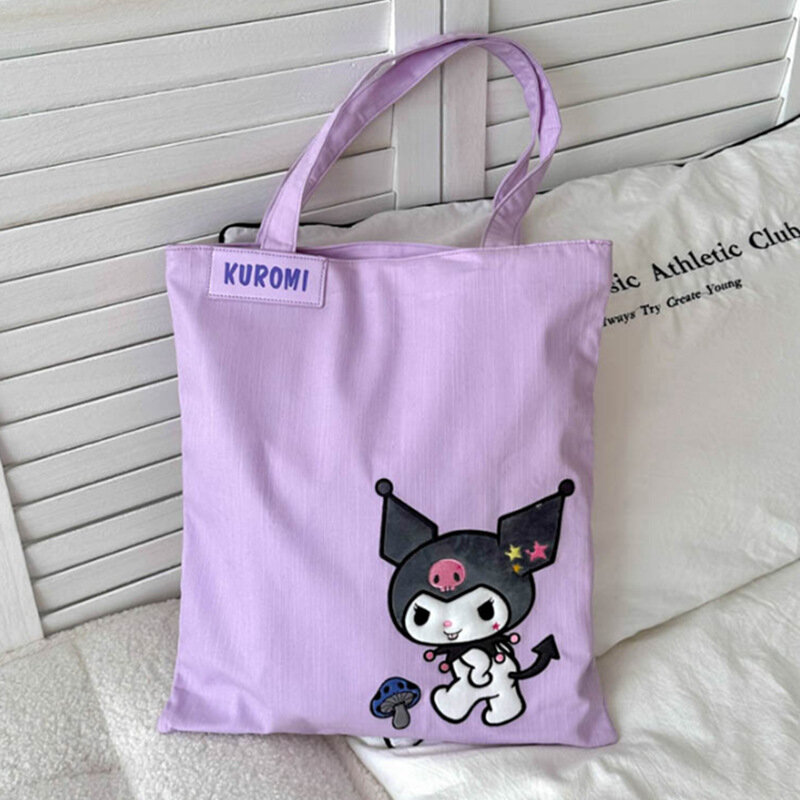 Джинсовая сумка через плечо Sanrio Kuromi — это милая, стильная и вместительная сумка для работы, портативная холщовая сумка.