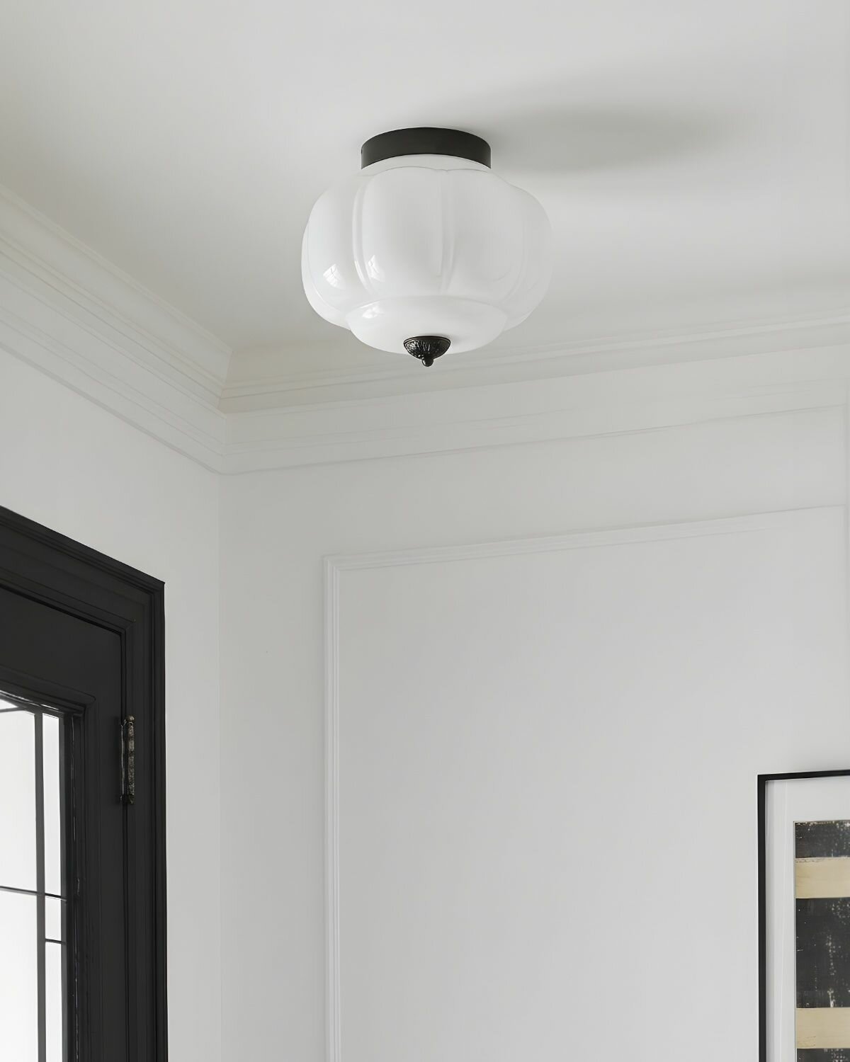 Чёрный светильник "Элаиза" с белым плафоном