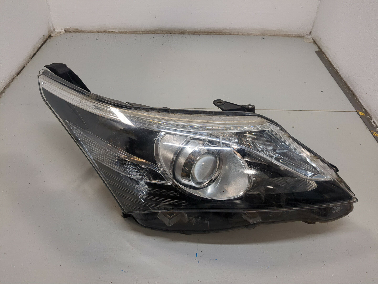 Фара (передняя) правая Toyota Avensis 3 Б/У