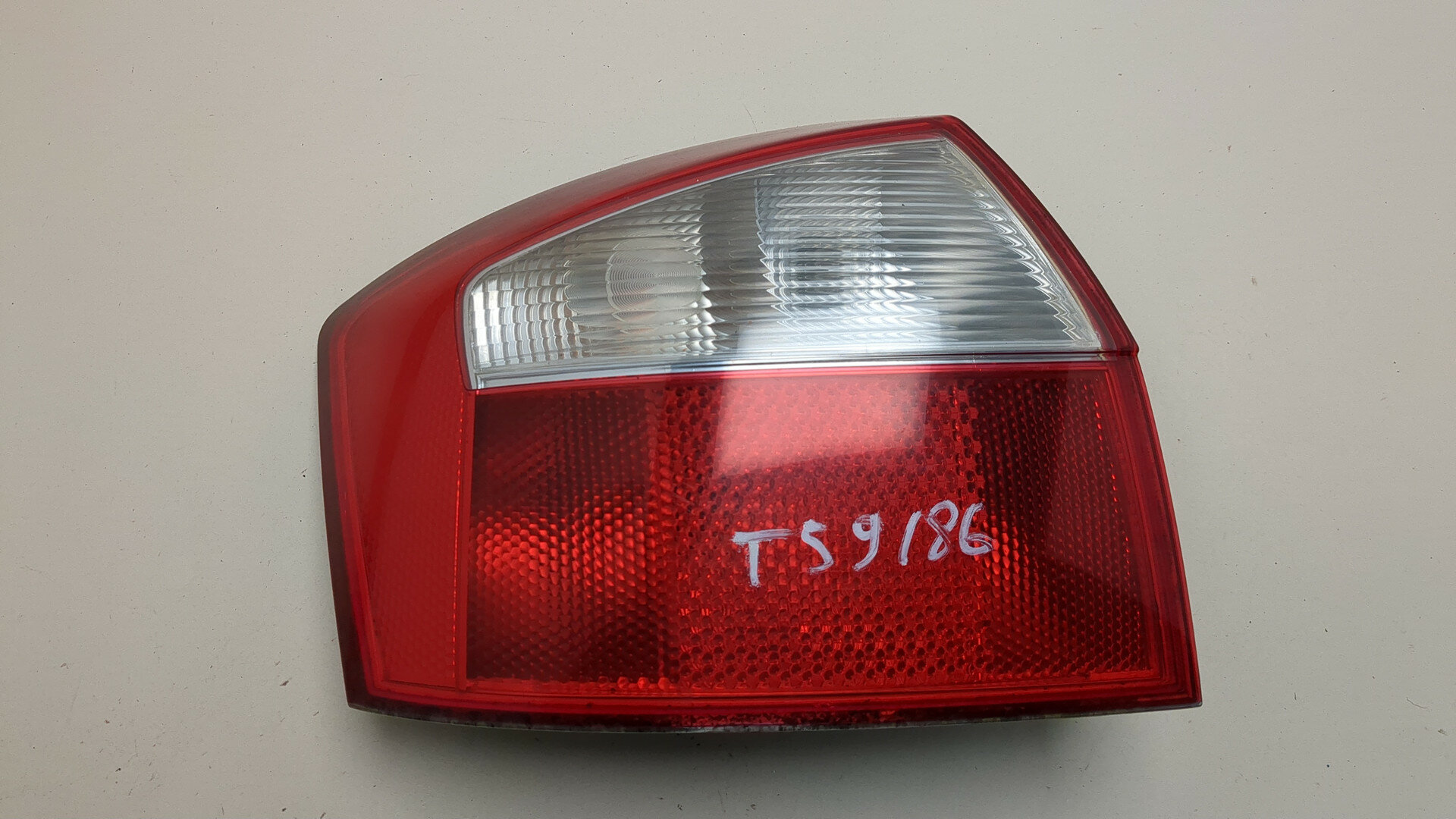 Фонарь (задний) левый Audi A4 (B6) Б/У