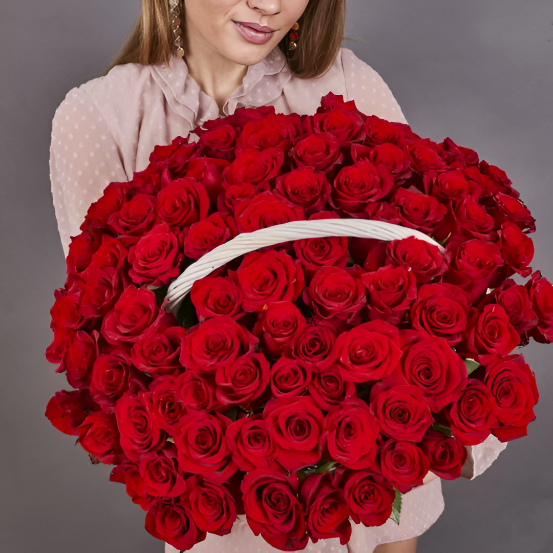 Композиция из 101 красной розы в корзине. Для самых любимых.