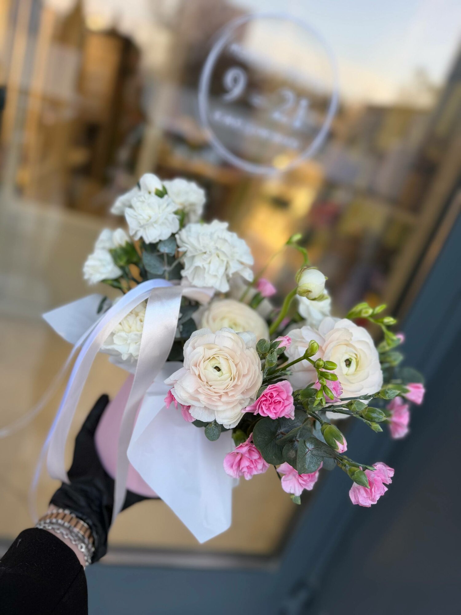 Русалочка «ШУМ цветов" Русалочка, ранункулюсы/диантусы/фрезия/эвкалипт