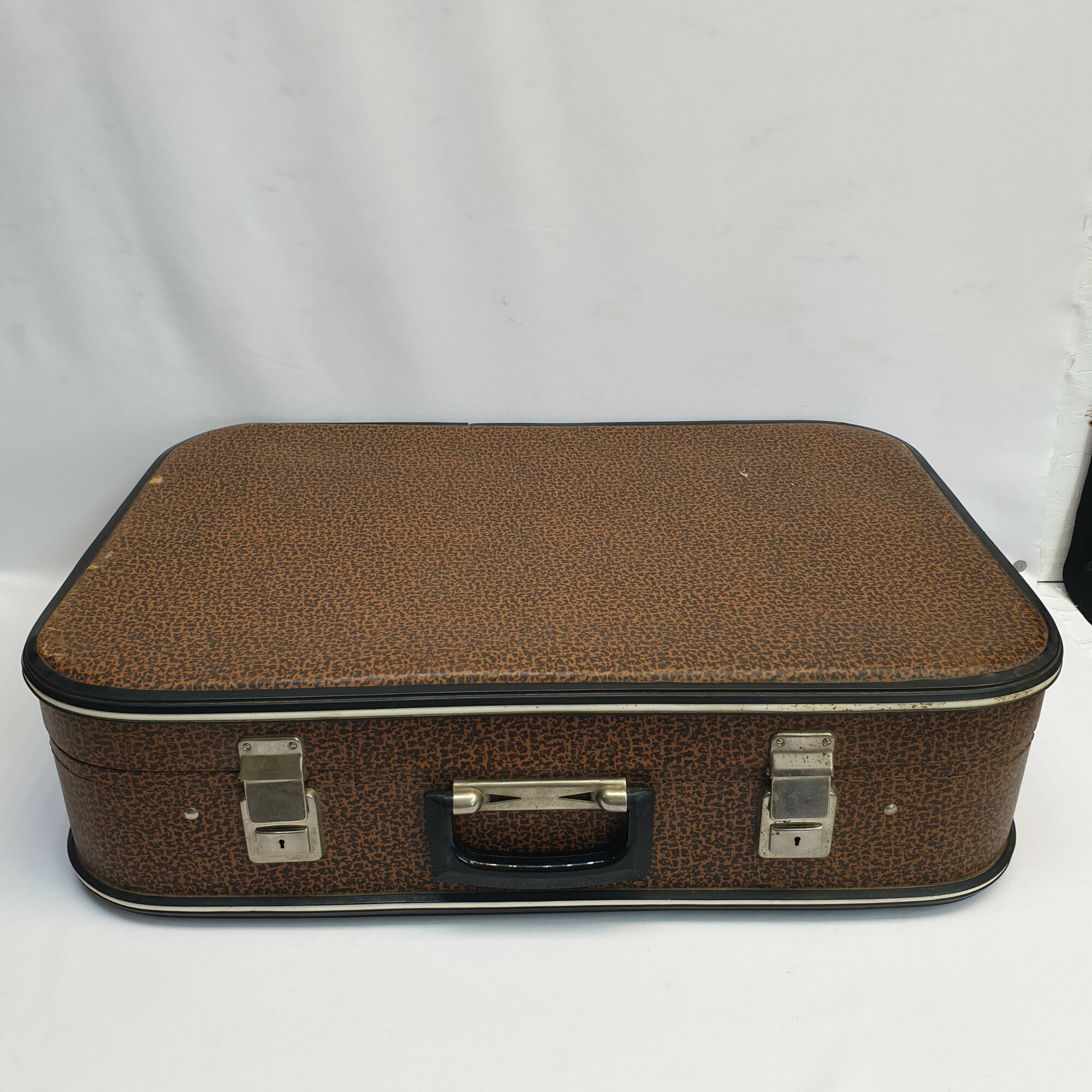 Винтажный чемодан 63х42х16 см, кожзам, фурнитура металл пластик, СССР.