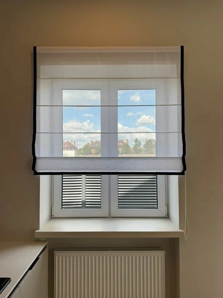 Римская штора из вуаля с цепочным управлением и репсовым кантом