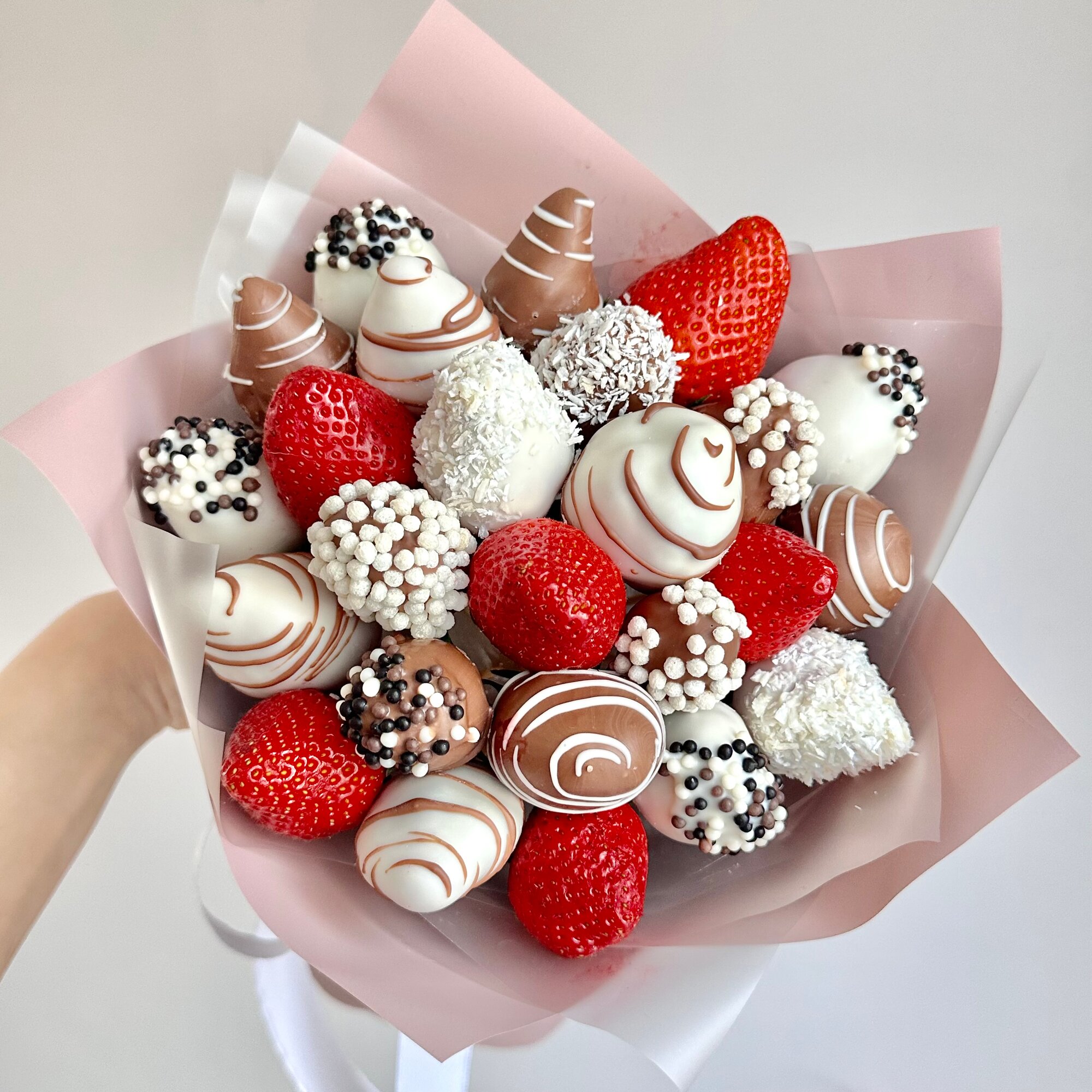 Премиум букет из клубники в бельгийском шоколаде 23-27 ягод в подарочной упаковке