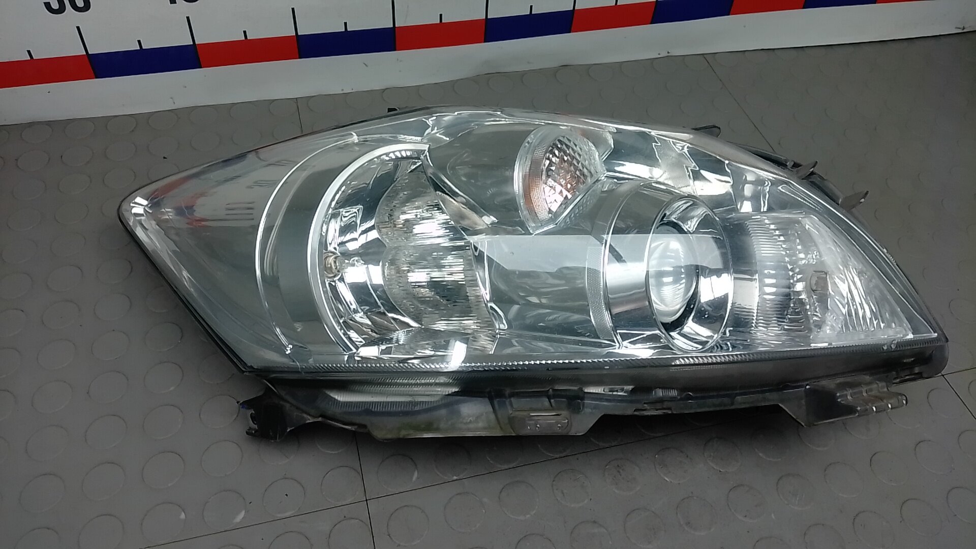 Фара правая TOYOTA AURIS E150