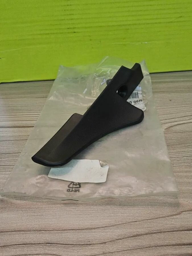 Накладка левая жабо Renault Duster 668220006R