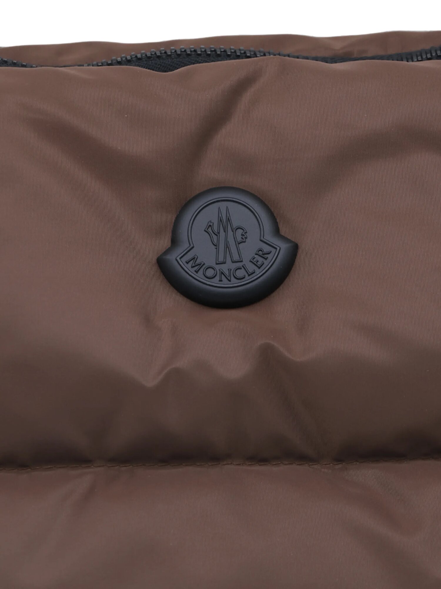 Сумка Moncler Quilted logo-patch clutch bag, brown — фото 1