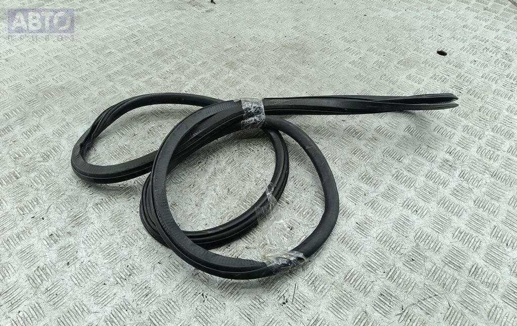 Уплотнитель двери передней левой Skoda Octavia mk2 (A5 1Z) 2004-2013