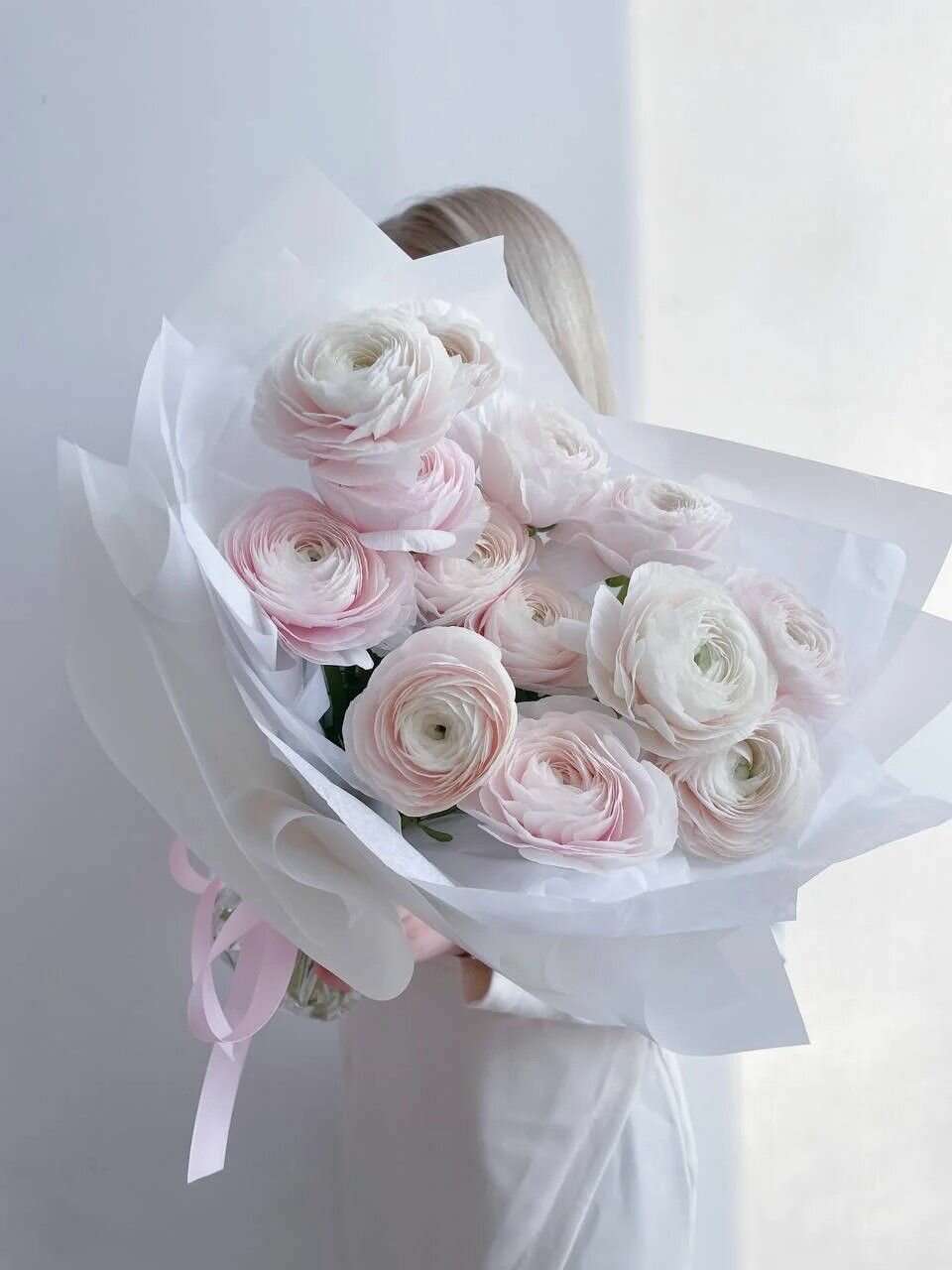 Букет из 13 ранункулюсов нежного кремового оттенка