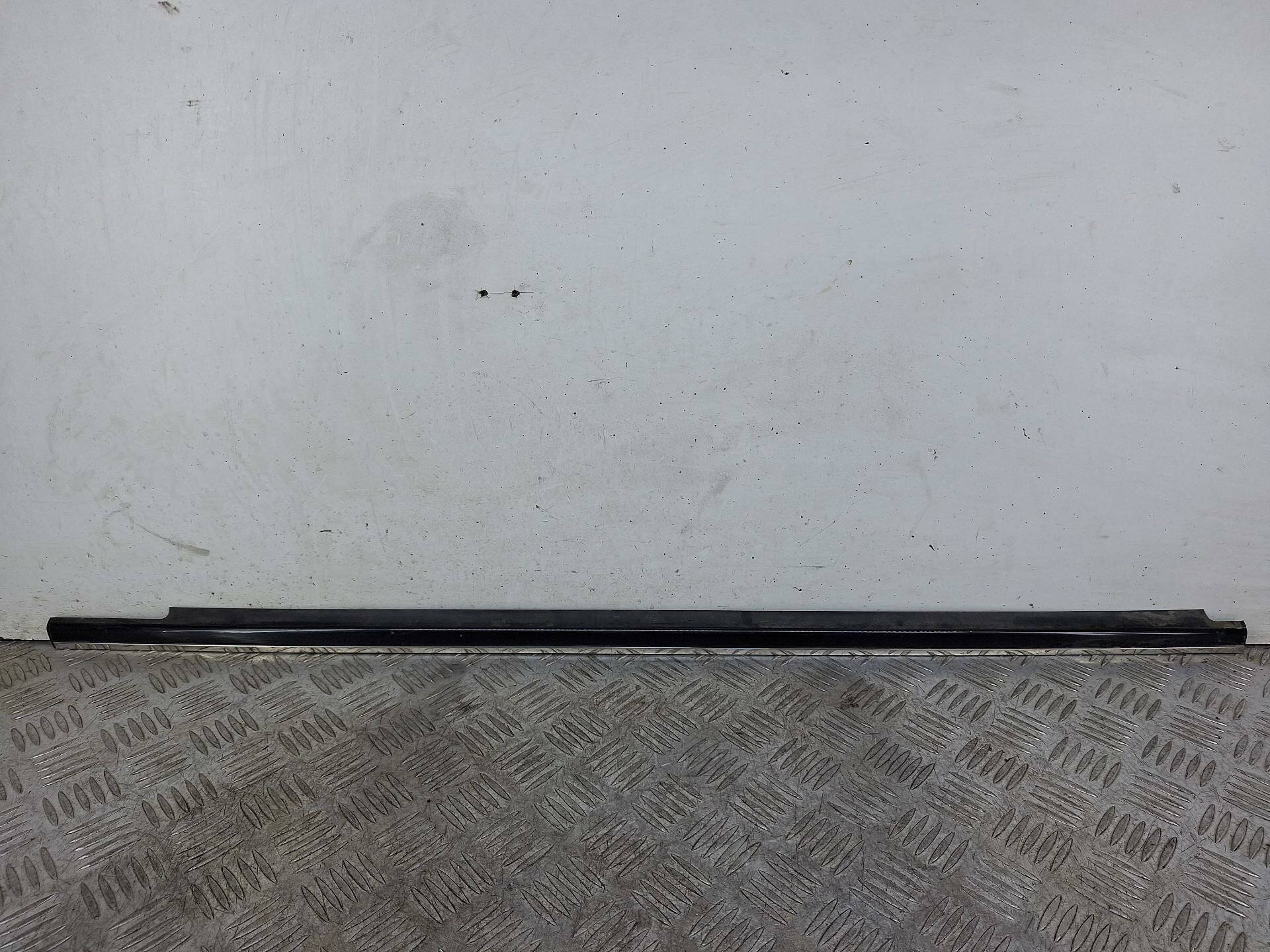 Молдинг стекла двери передней правой Mercedes-Benz A W169 (2004 - 2008) A1697200424