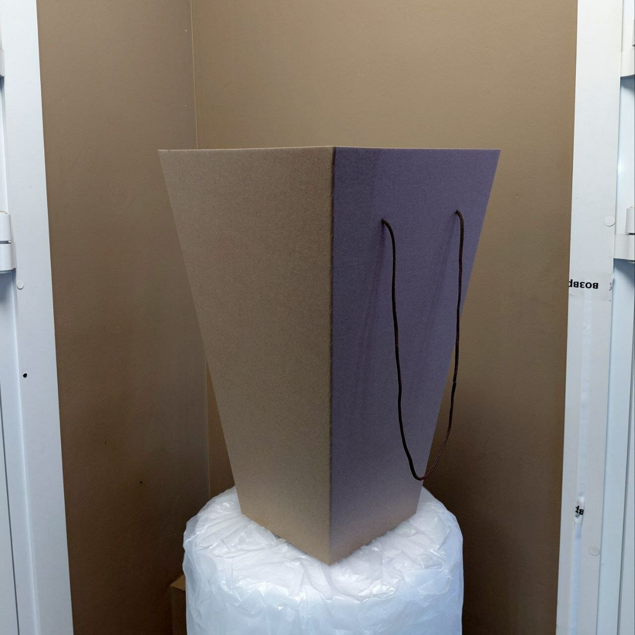 Коробка переноска для Ваших букетов, вместительная и удобная.