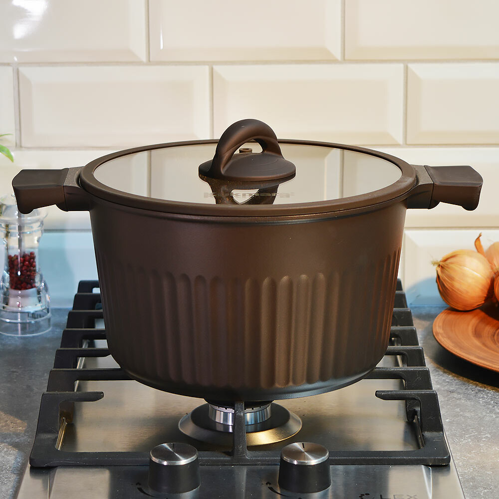 Кастрюля Kukmara Stella 5,2л, литая, антипригарная, со стеклянной крышкой, темно-коричневая