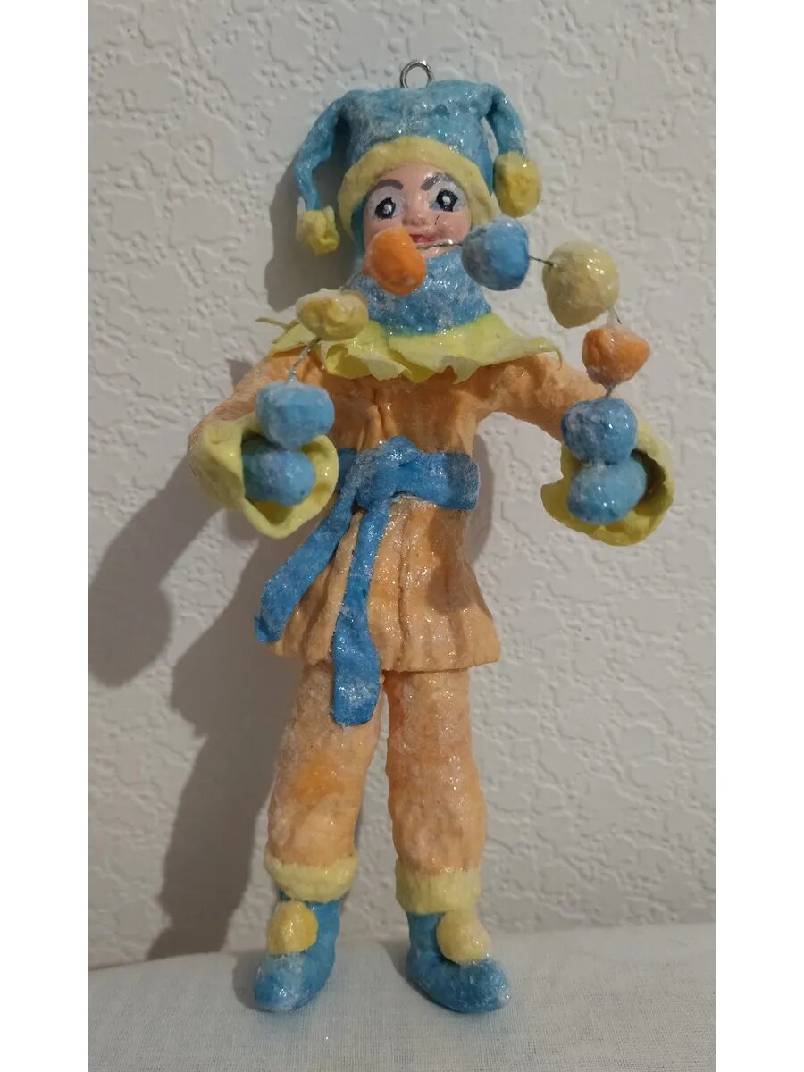 Ватная игрушка "Клоун с шариками"