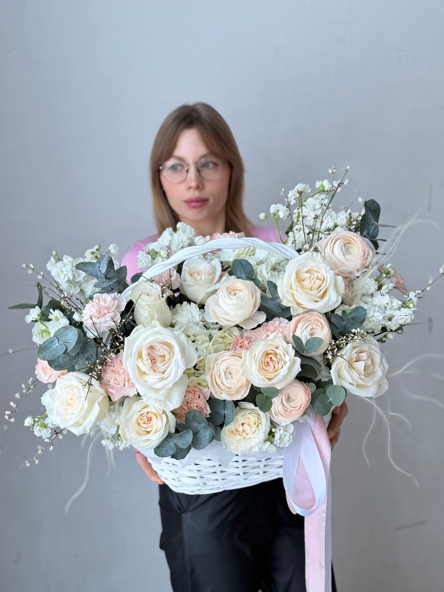 Макси-корзина "Цветы", пионовидная роза, ранункулюс, гортензия