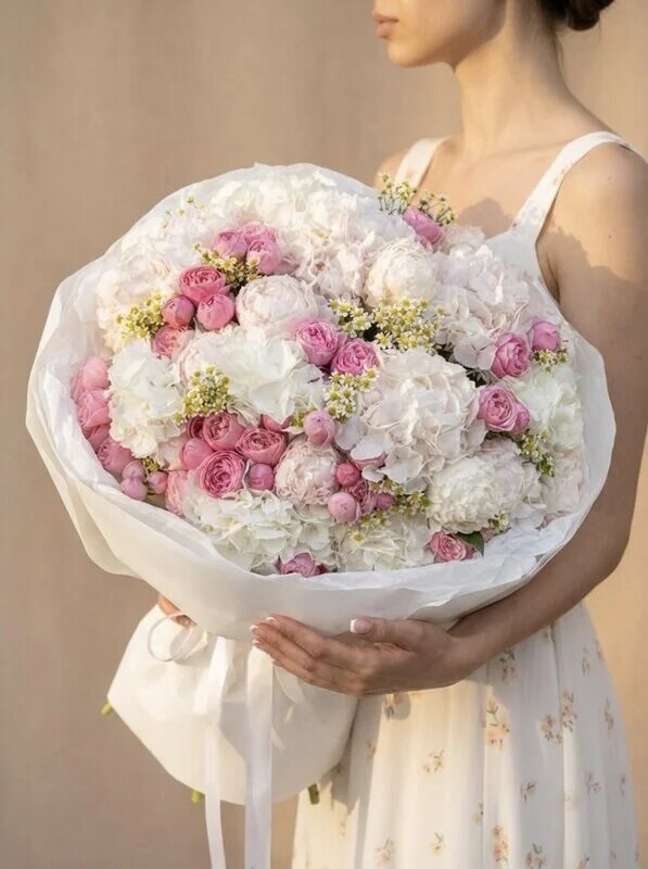 Букет «Рассвет в Париже» — Букет цветов «Рассвет в Париже» из гортензий, кустовых роз и ромашки