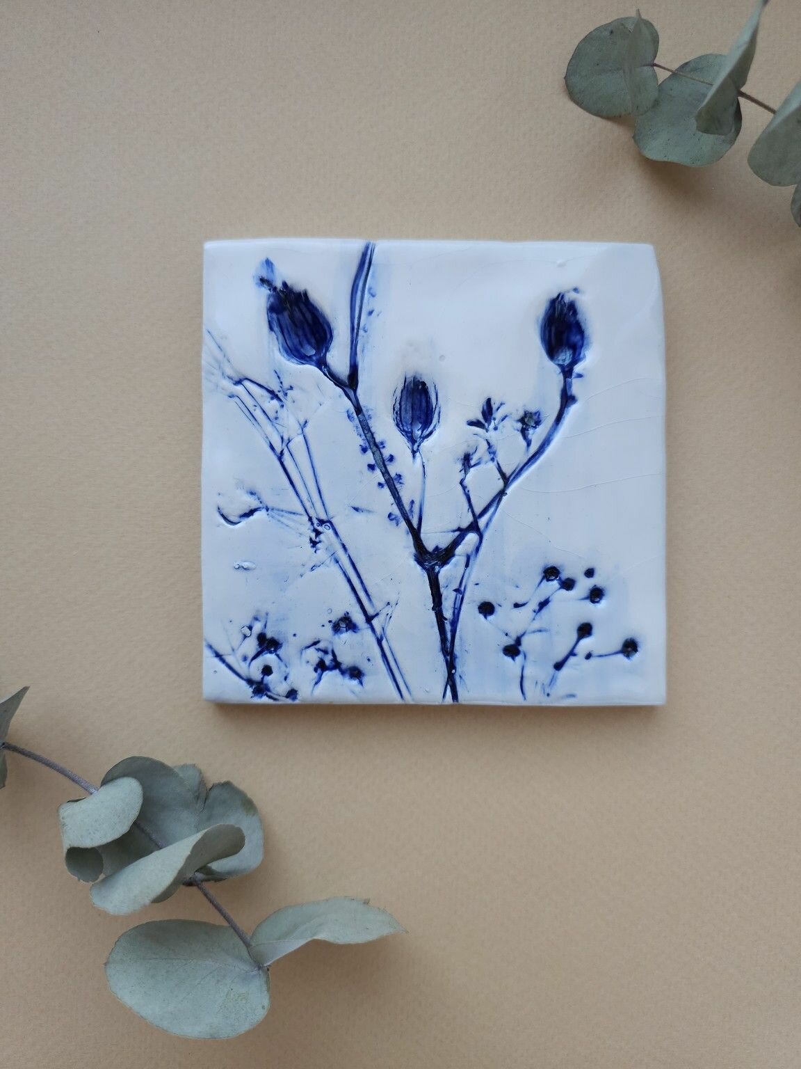 Шалфей (синий). Цветы на белом. Панно, изразец, настенный декор, плакетка, украшение настенное интерьерное. Ярославская майолика. Керамика ручной работы. Сделано в России.