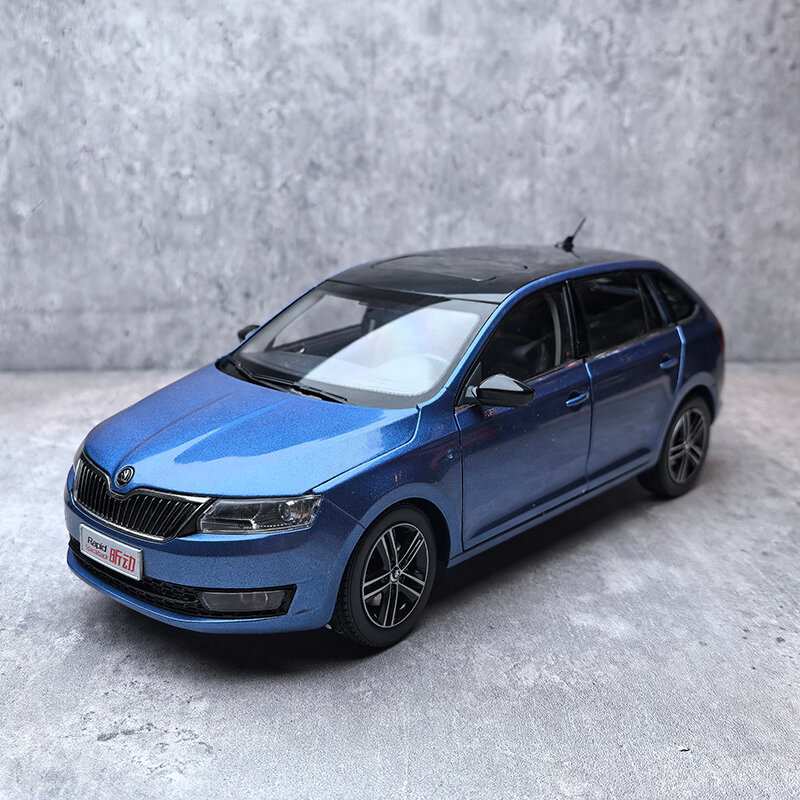 Модель автомобиля Skoda Rapid 1: 18 из металлических сплавов, синий