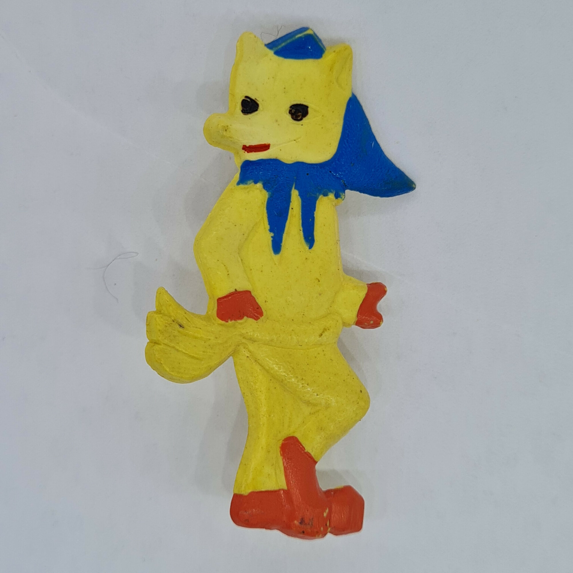 Значок СССР лисенок в синем платке и красных сапогах, желтый пластик, советский и винтажный