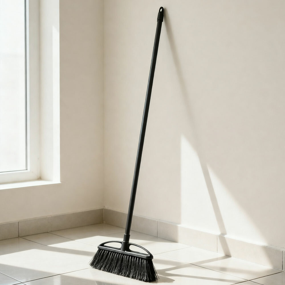 Щетка-метла для улицы "Etna" с черенком 120 см, жесткая щетина для эффективной уборки, черный цвет