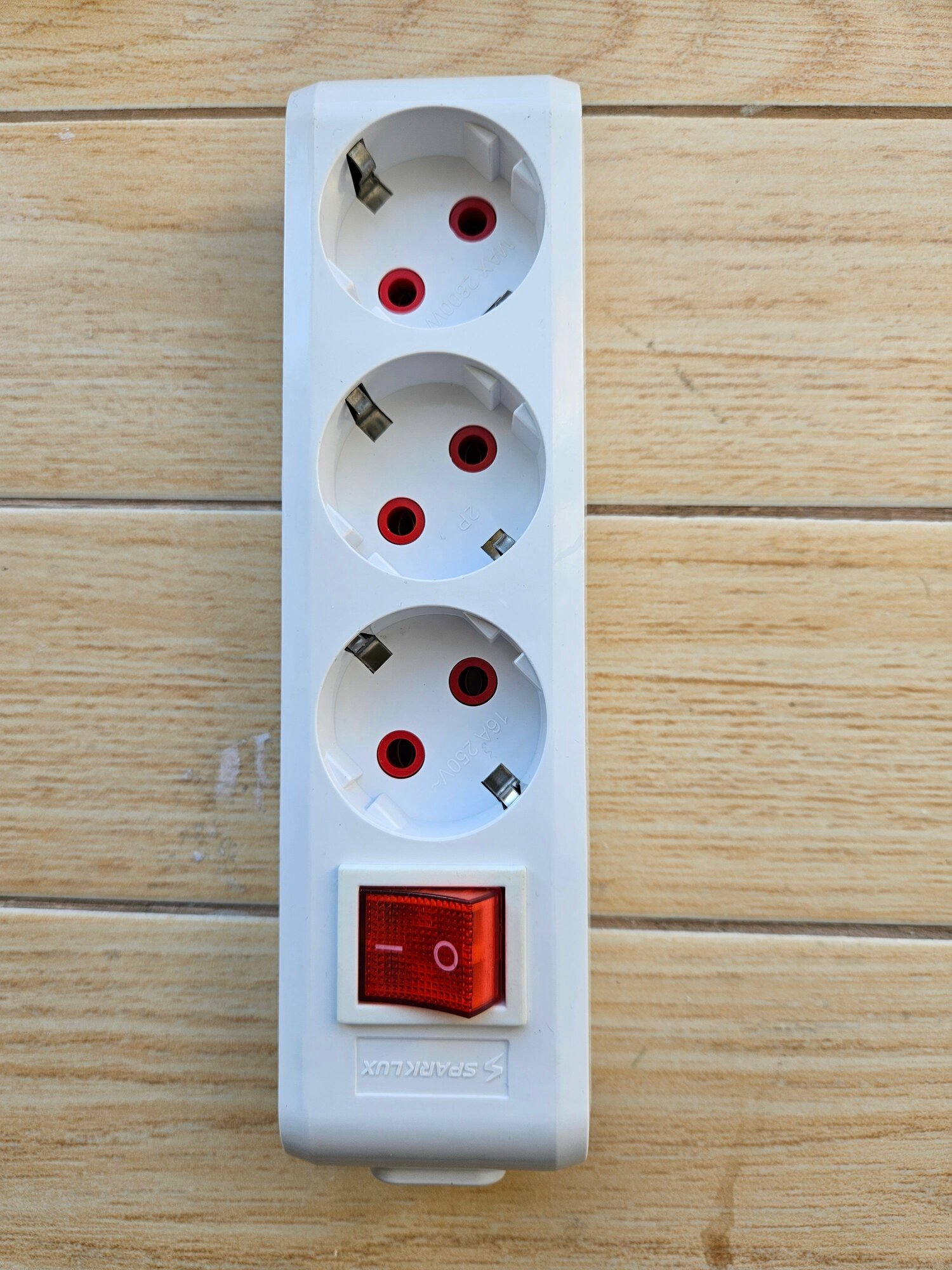 Колодка электрическая 3 гнезда без земли , выключатель ,16 ампер, с креплением на стену