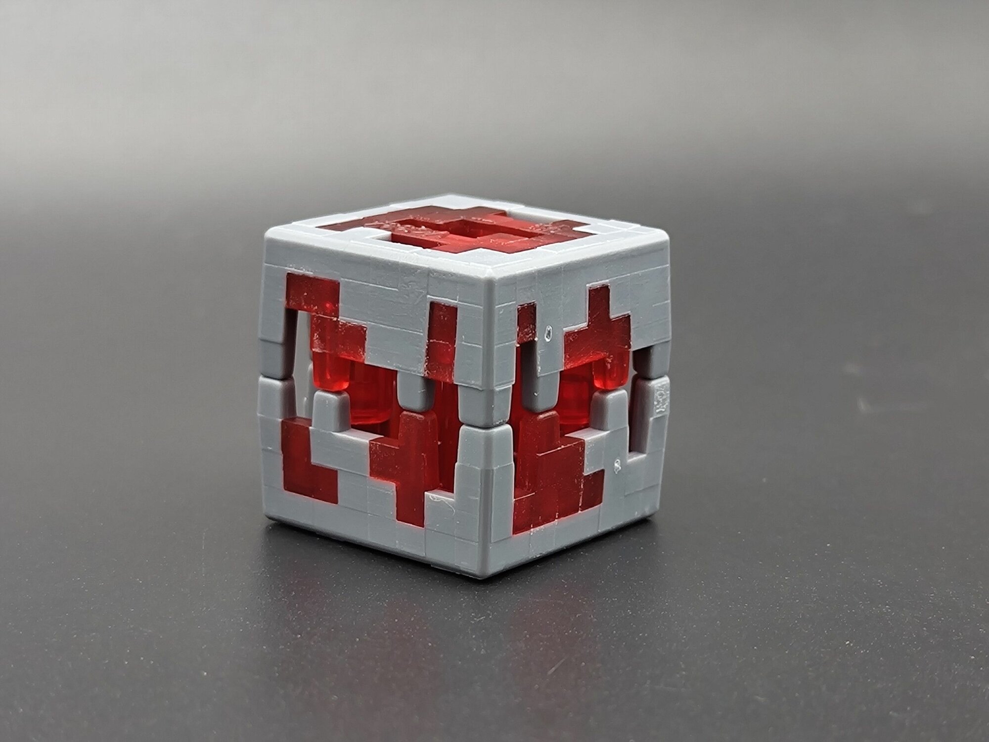 Игрушка Minecraft Kinder Joy коллекционная: блок редстоуна (обвес)