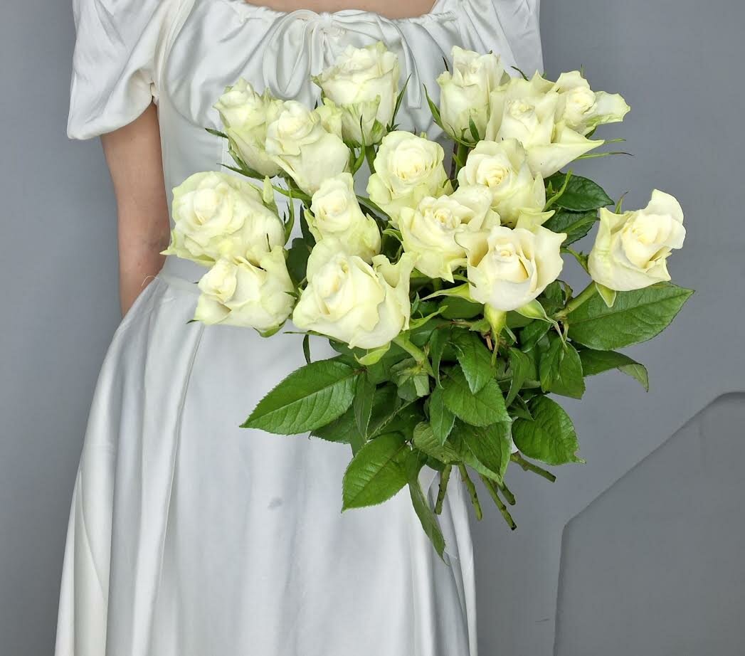 Моно букет , розы кенийские, одноголовые, Athena , белые, 50см,15 шт, под ленту