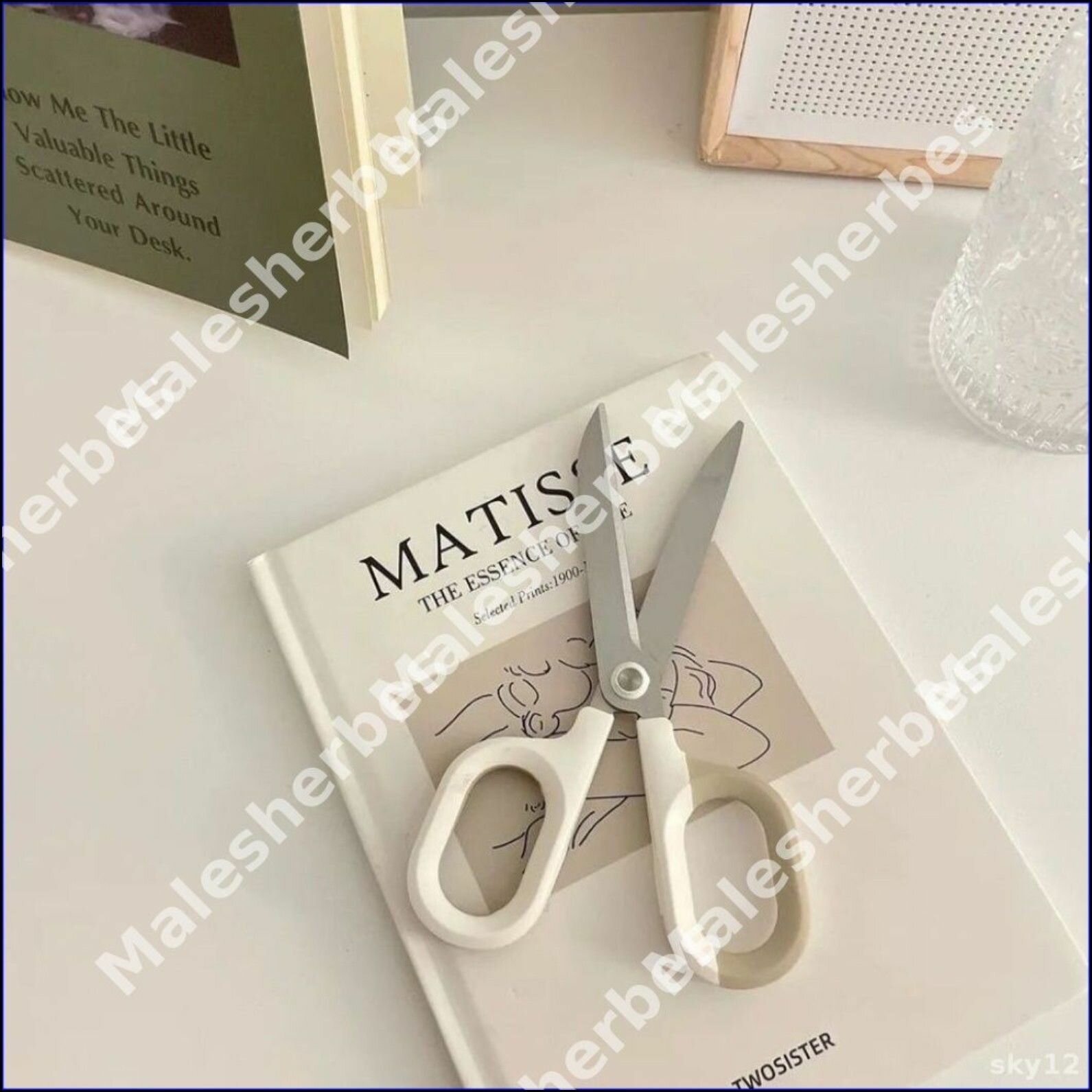 Эксклюзивные серобелые ножницы канцелярские