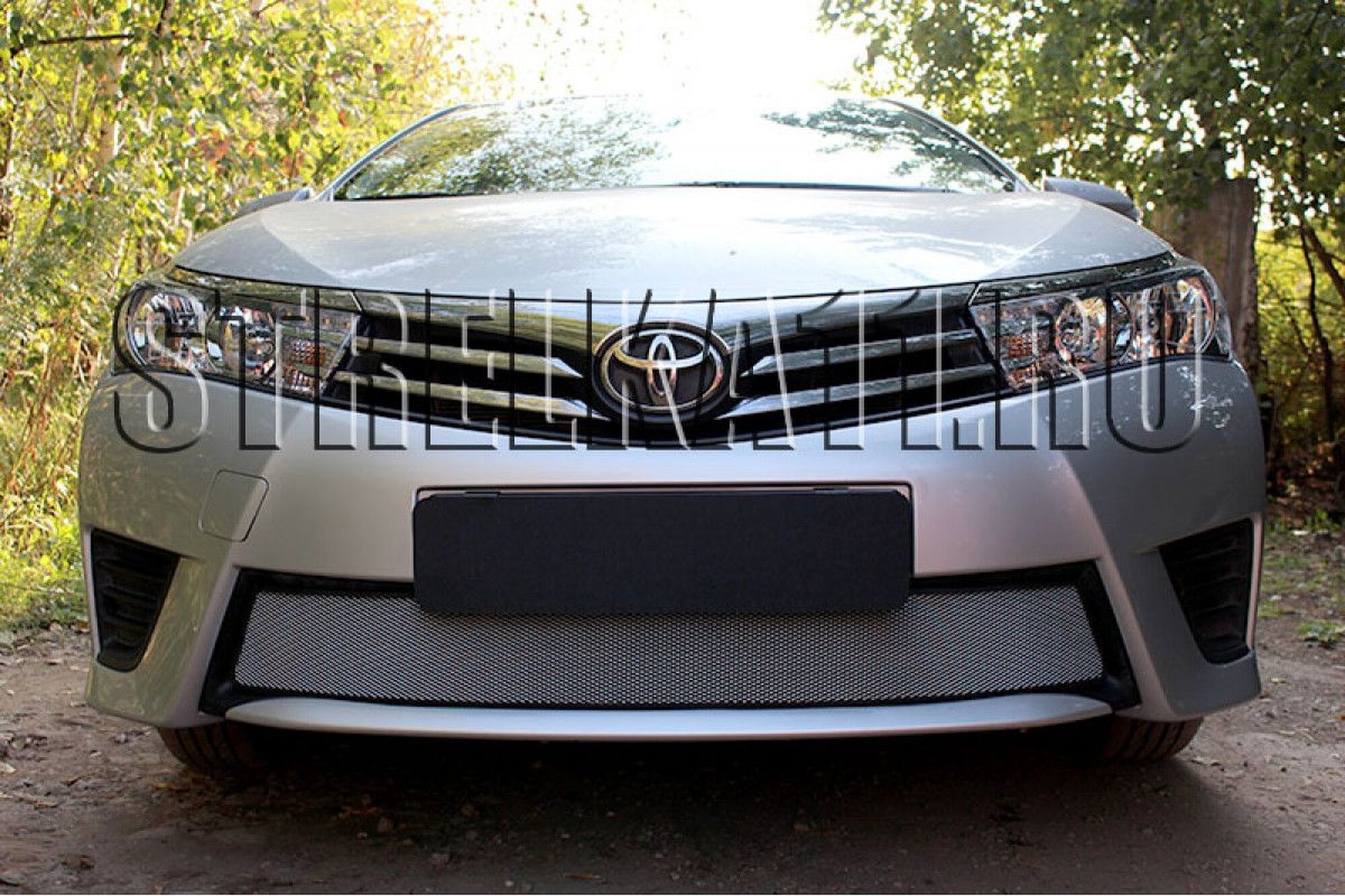 Защитная сетка радиатора с окантовкой и защелками для TOYOTA Corolla (XI E160, E170) 2012-2016, хром