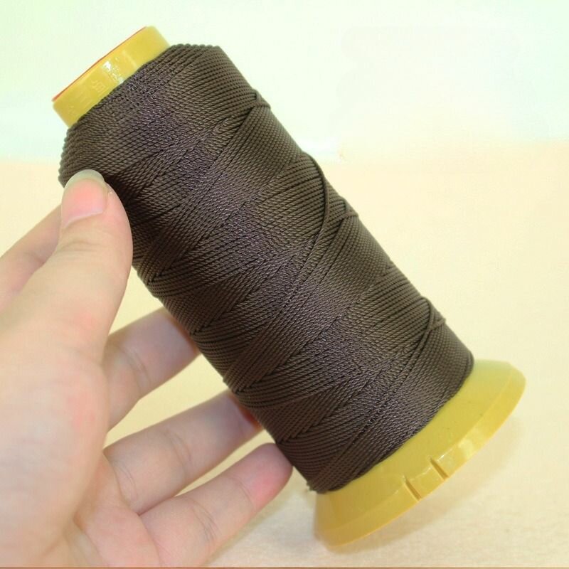 Браслет из плетеной проволоки в виде башни из нитей